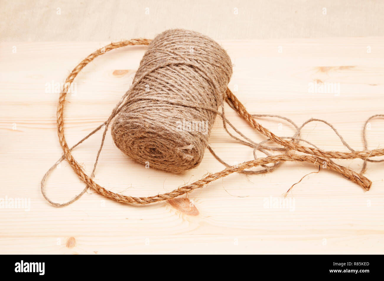 The rope on the background of wooden board Stock Photo - Alamy
