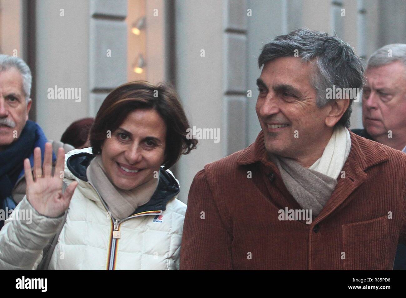 Mano nella mano coppia hi-res stock photography and images - Alamy