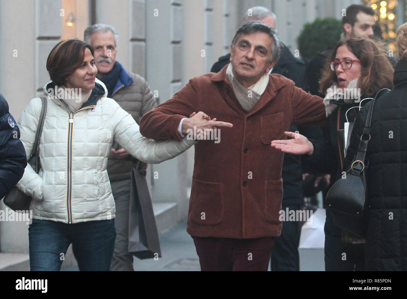 Mano nella mano coppia hi-res stock photography and images - Alamy