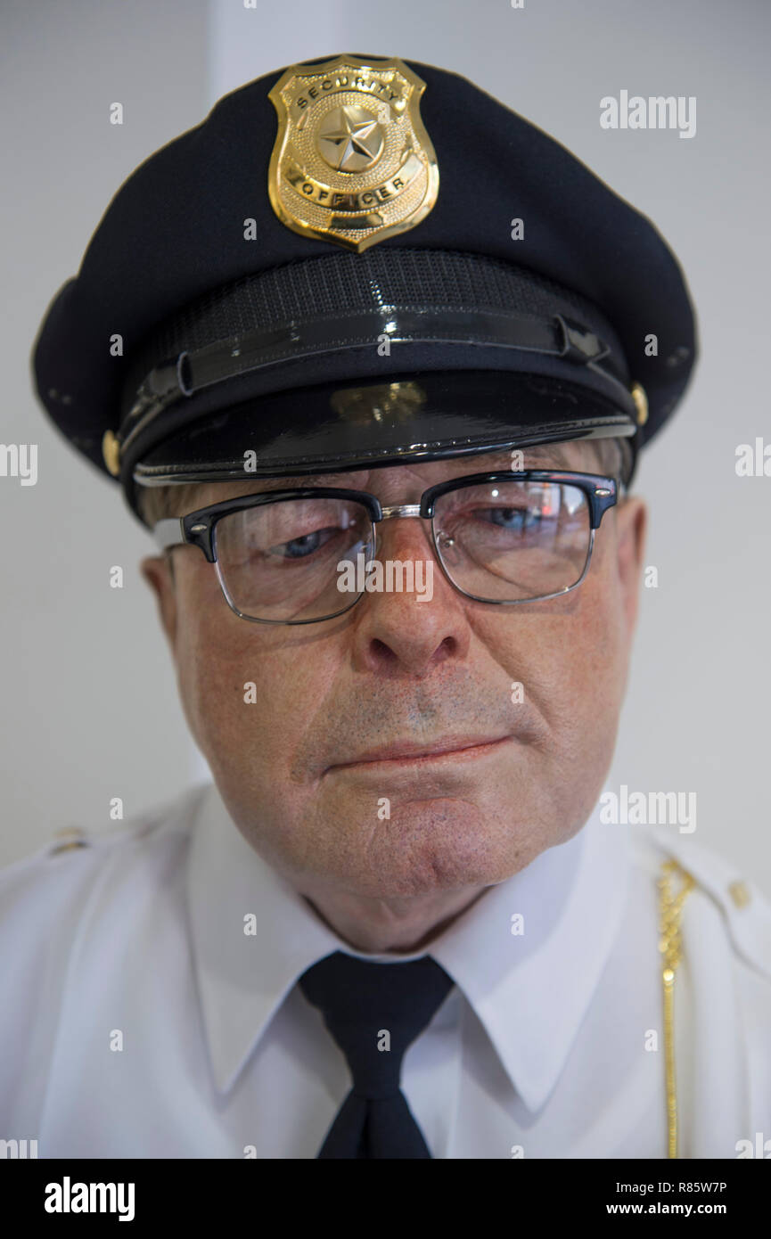 Security guard art gallery hi-res stock photography and images - Alamy