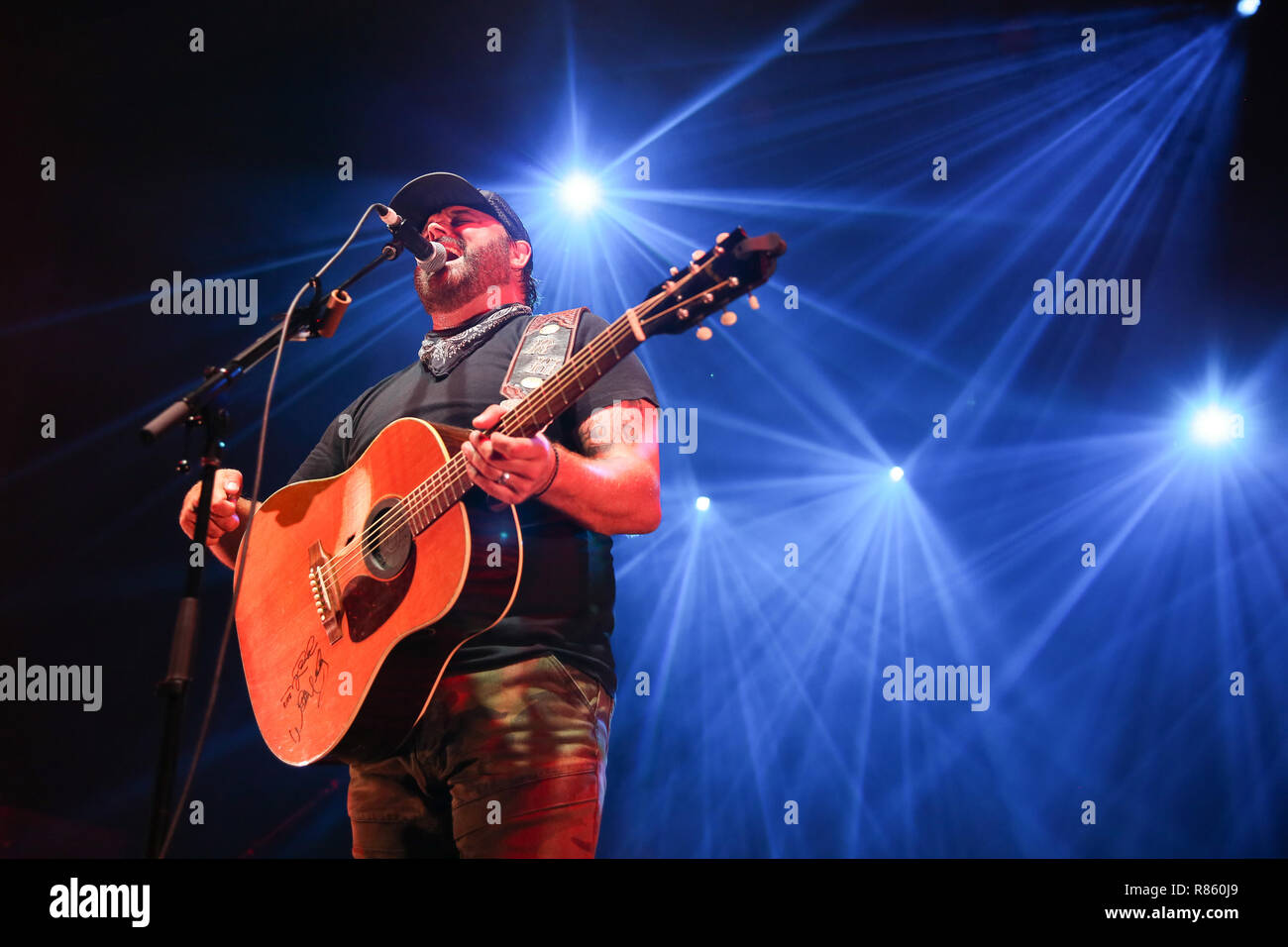 Celebrities australian australia singer hi-res stock photography and ...