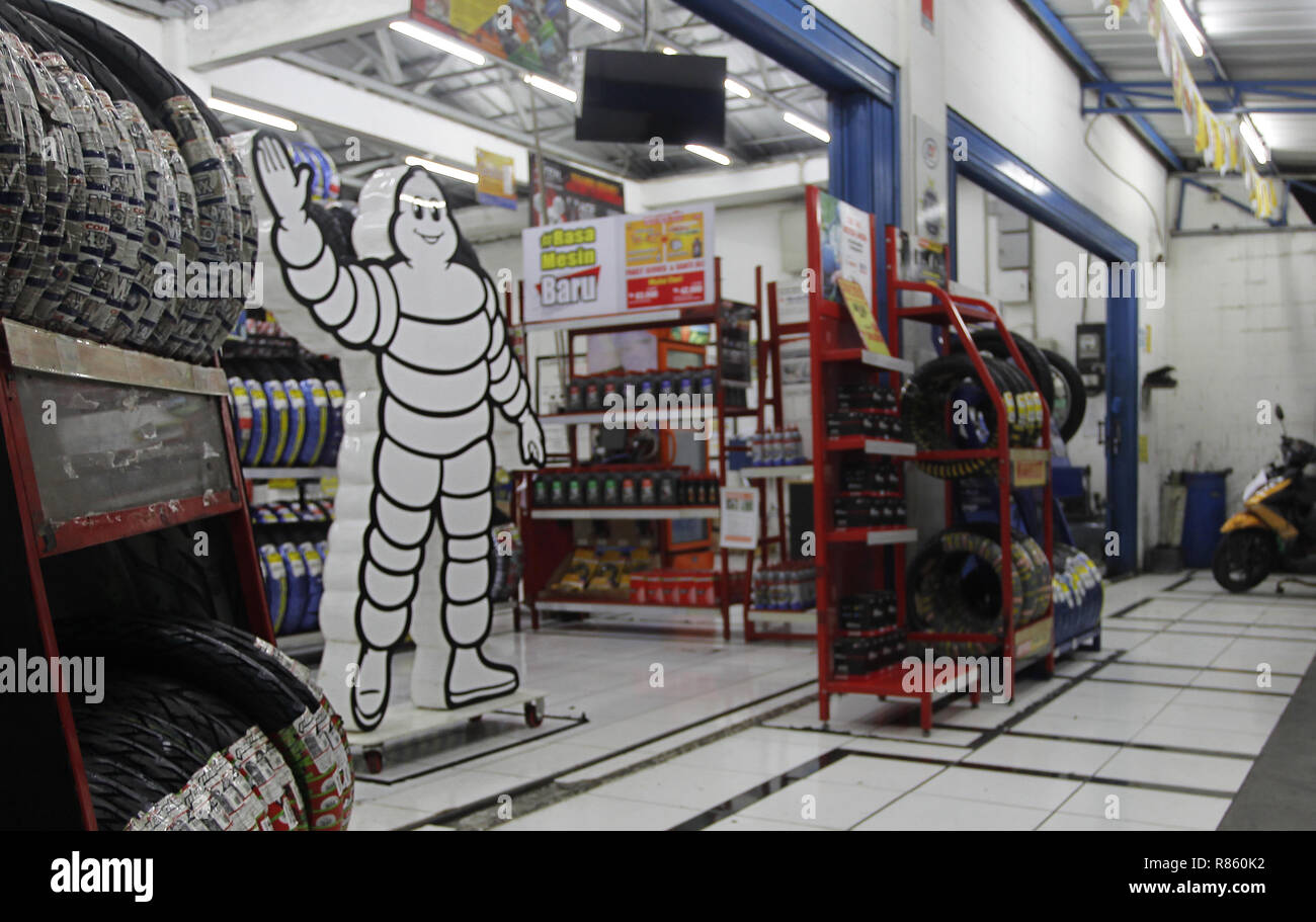 Michelin tire store hi-res stock photography and images - Alamy
