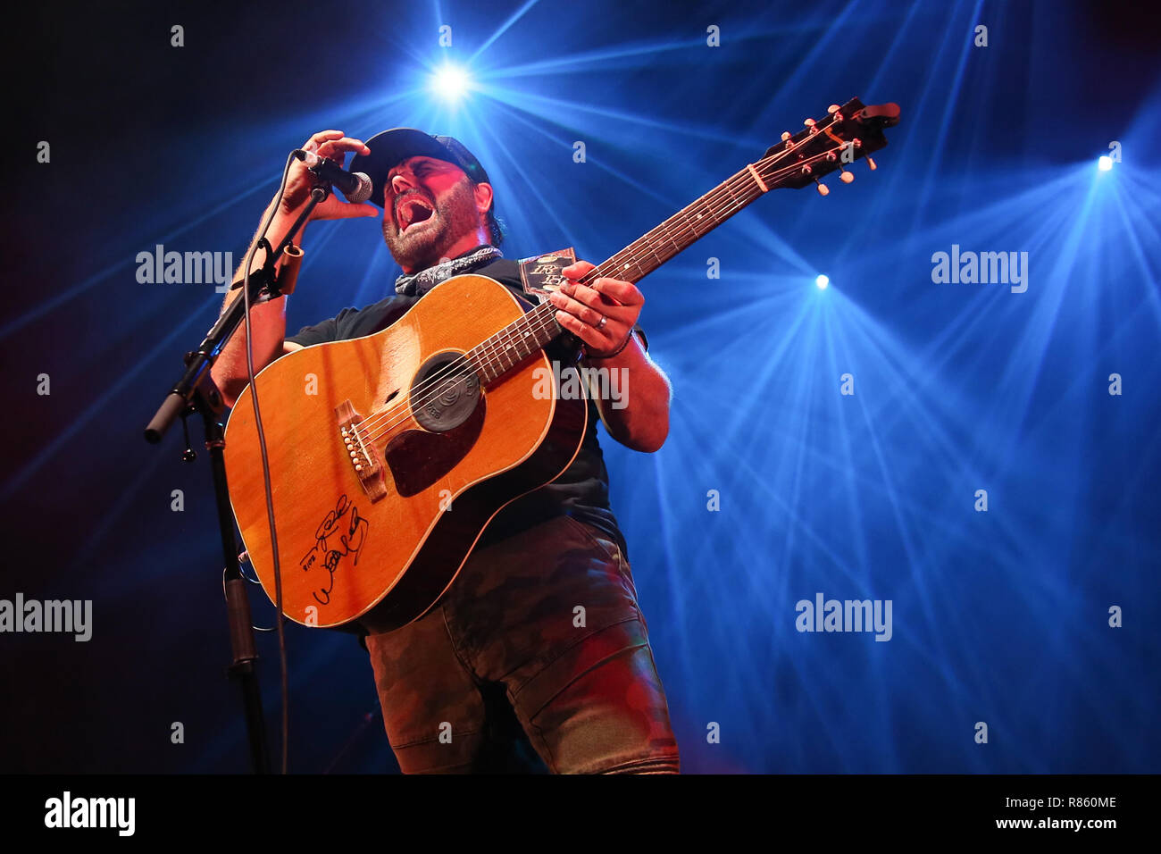 Celebrities australian australia singer hi-res stock photography and ...