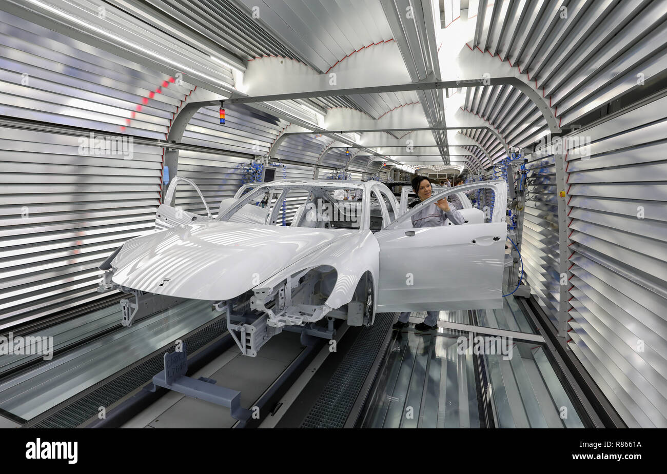 Automobile Assembly Line Paint High Resolution Stock Photography and ...