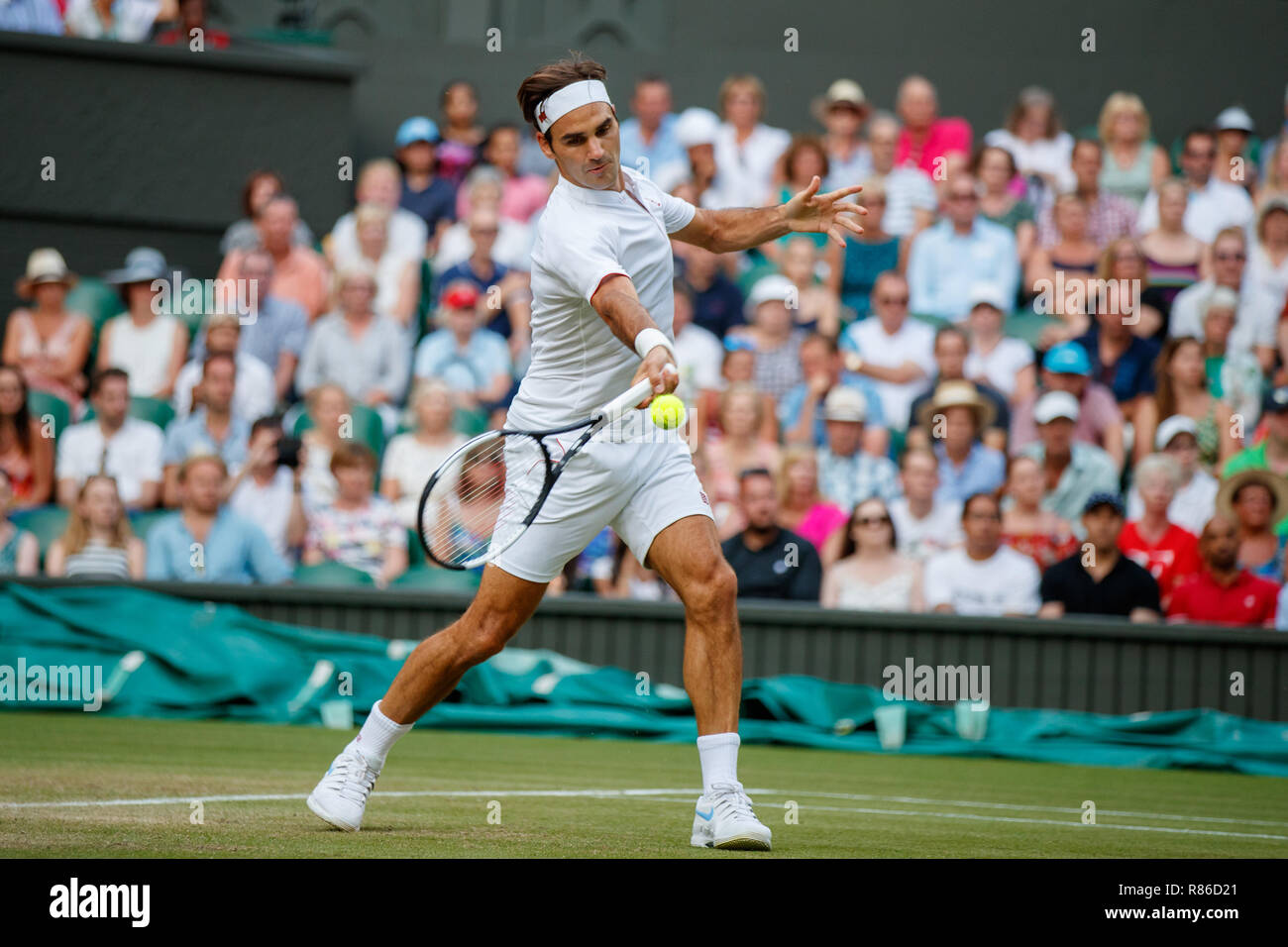 Action sport tennis roger federer hi-res stock photography and images ...