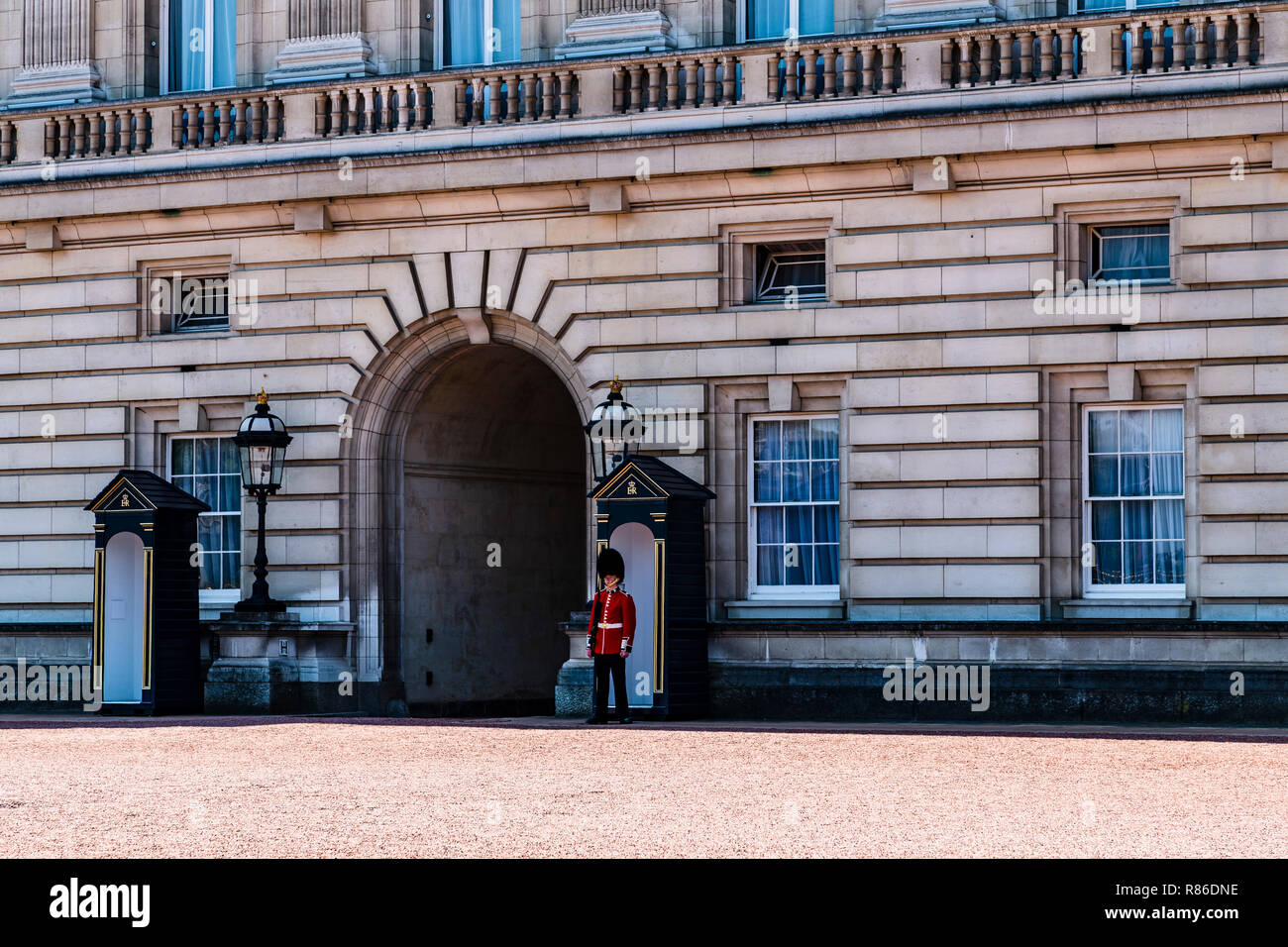 Kings guard buckingham palace hi-res stock photography and images - Alamy