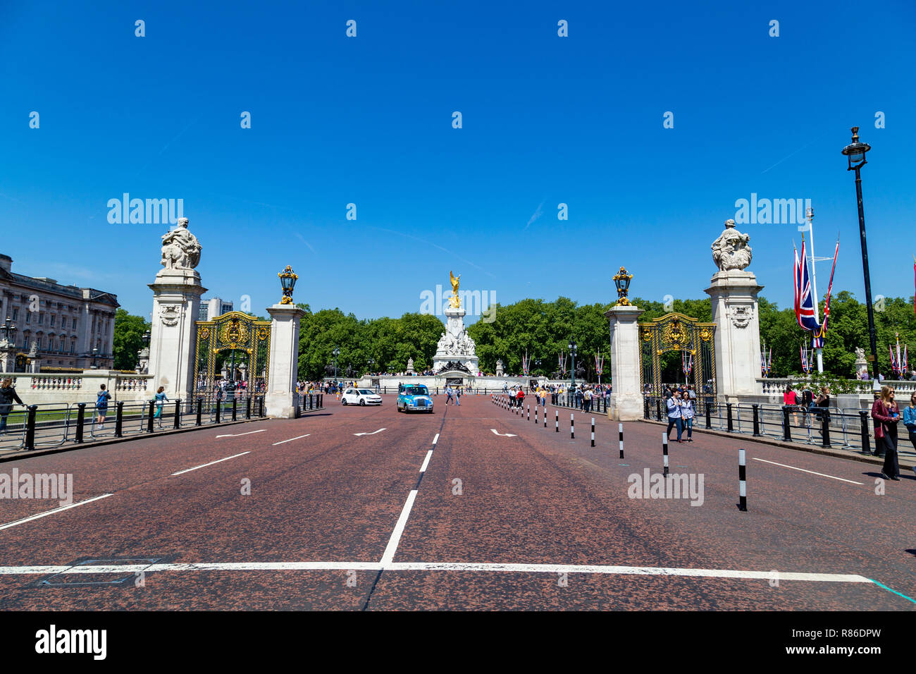 Traffic at Spur Road, next to Buckingham Palace, London, England ...