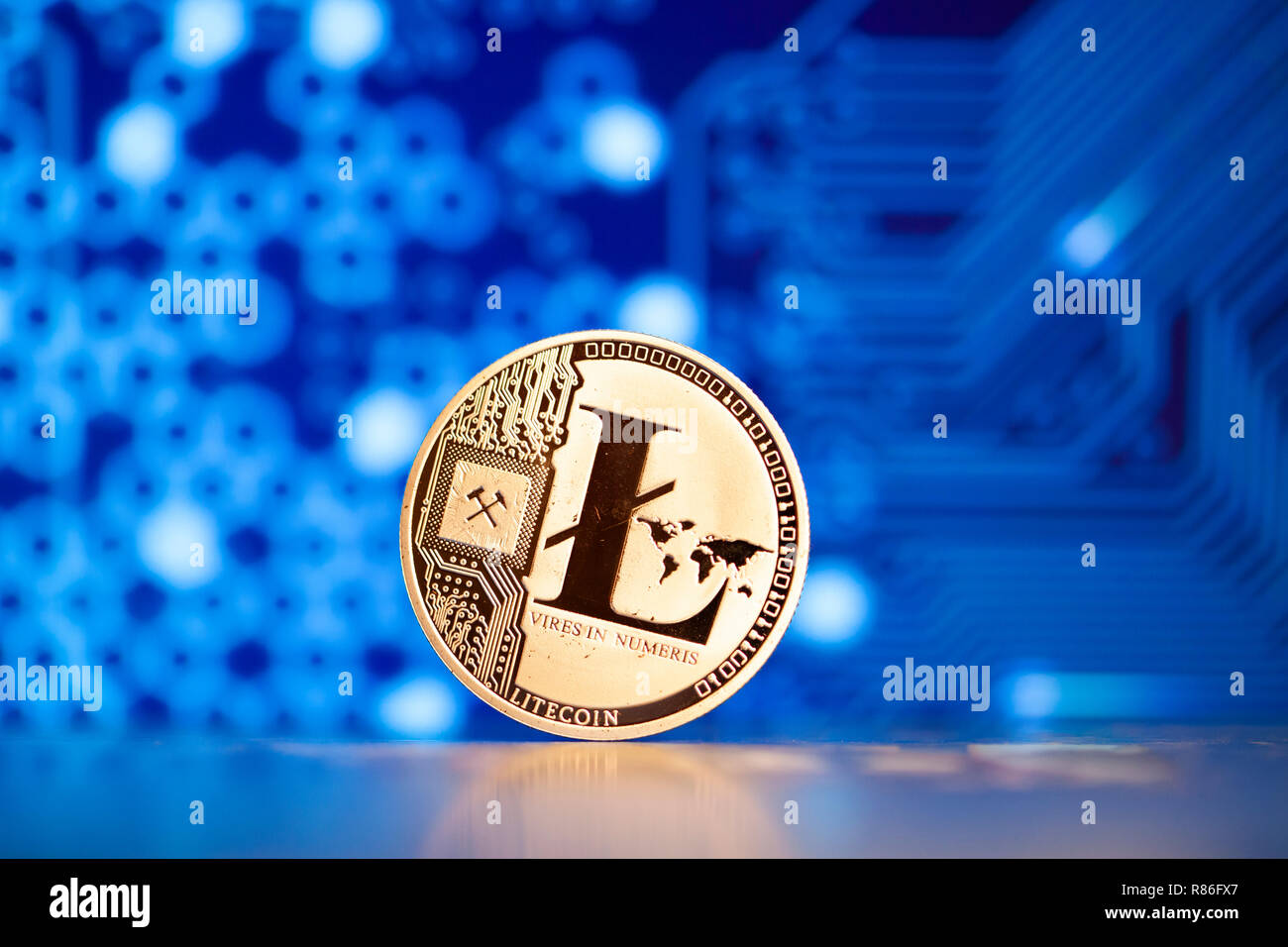 Blue financial growth coin icon hi-res stock photography and images - Alamy
