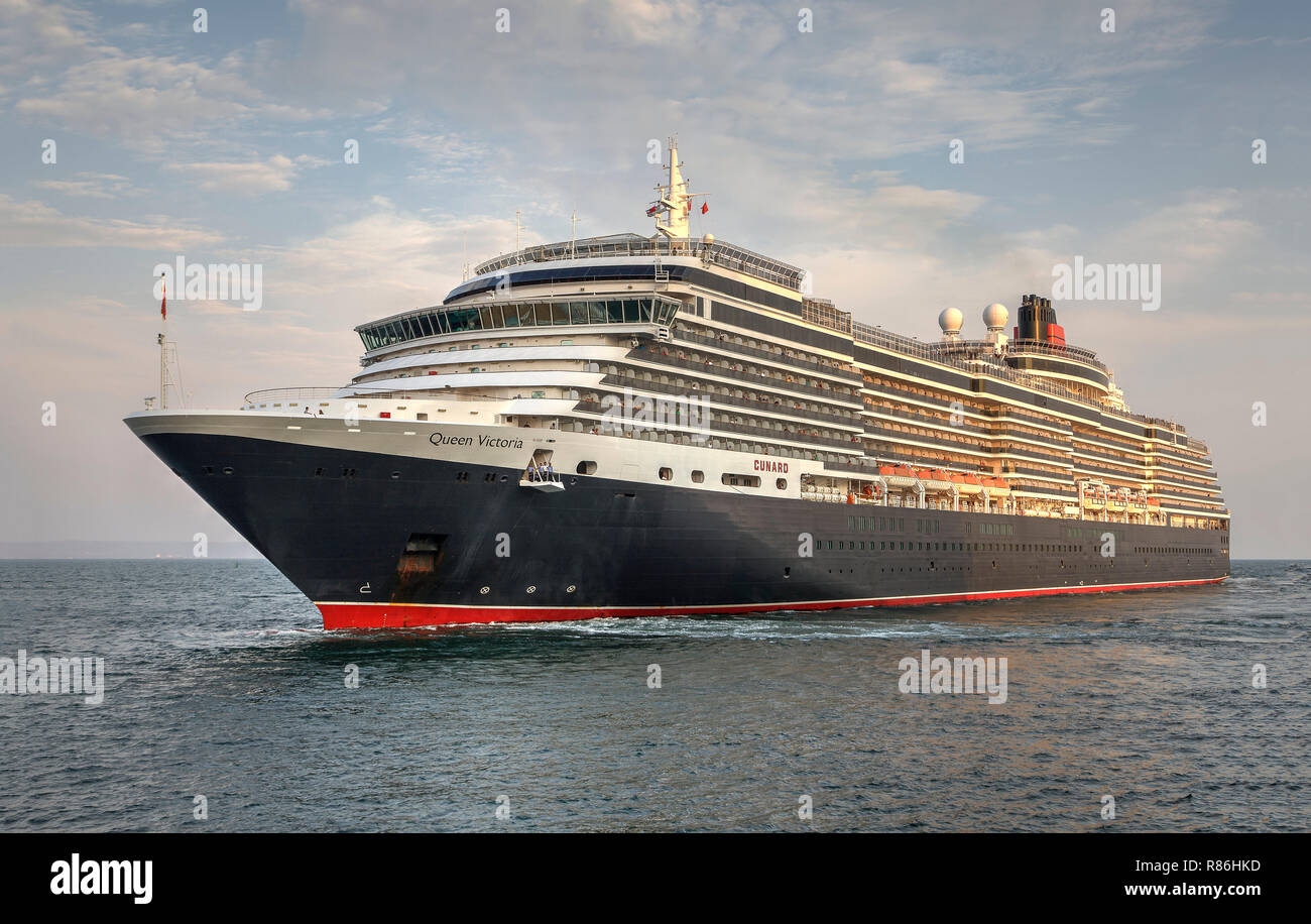 Queen Elizabeth and Queen Victoria Stock Photo - Alamy