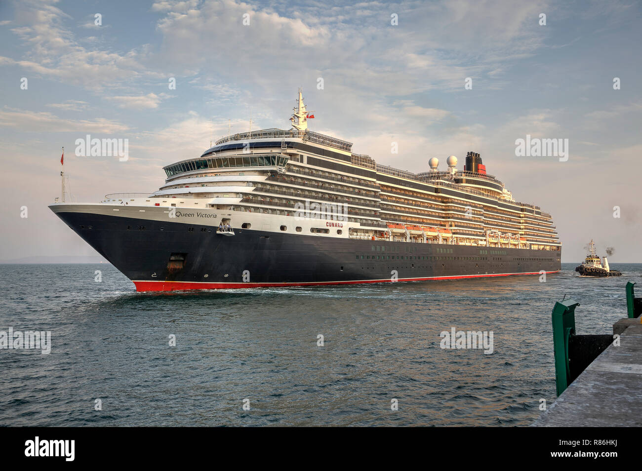 Queen victoria cruise crossing the ocean hi-res stock photography and ...