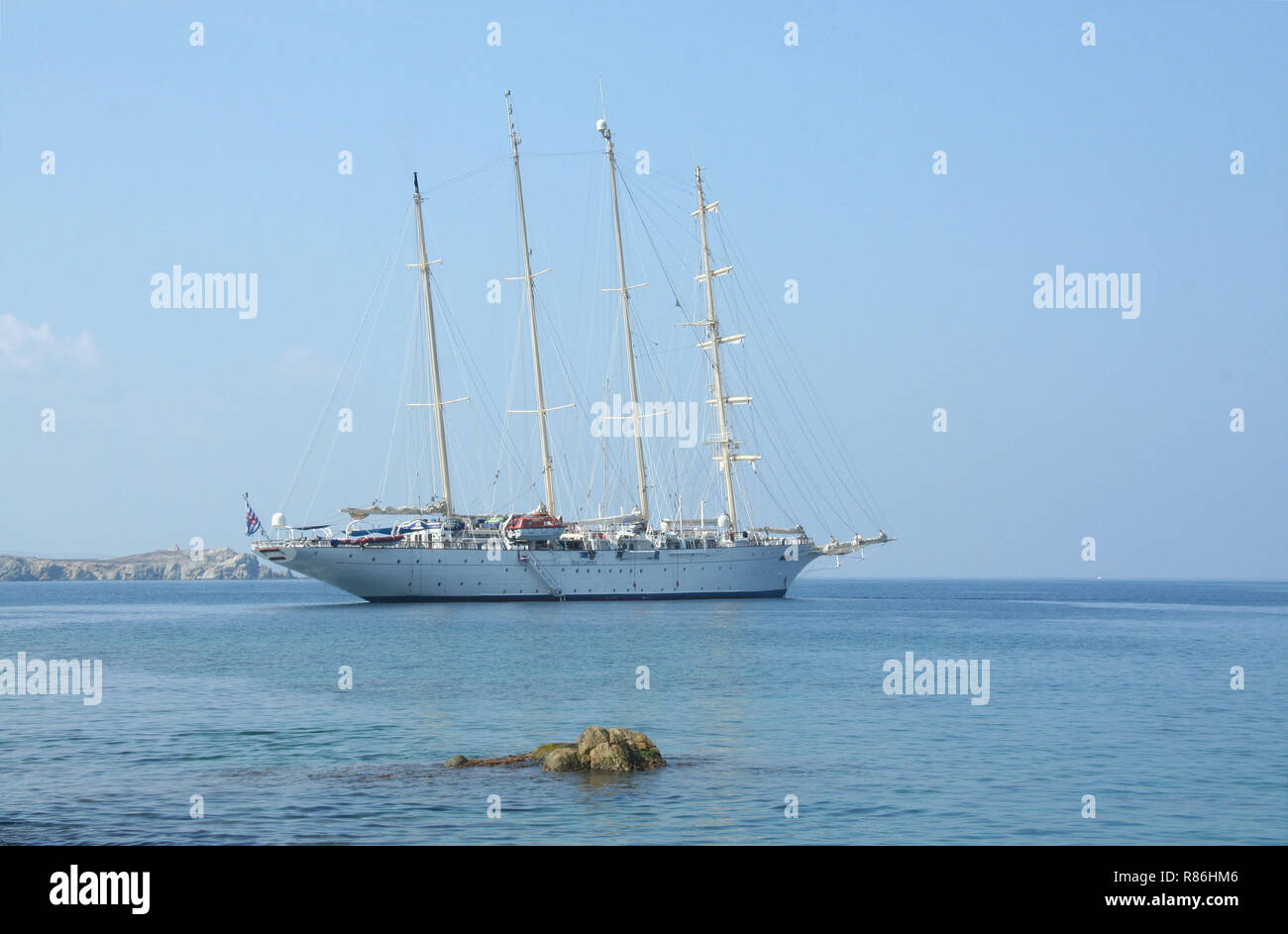 Clipper under full sail hi-res stock photography and images - Alamy