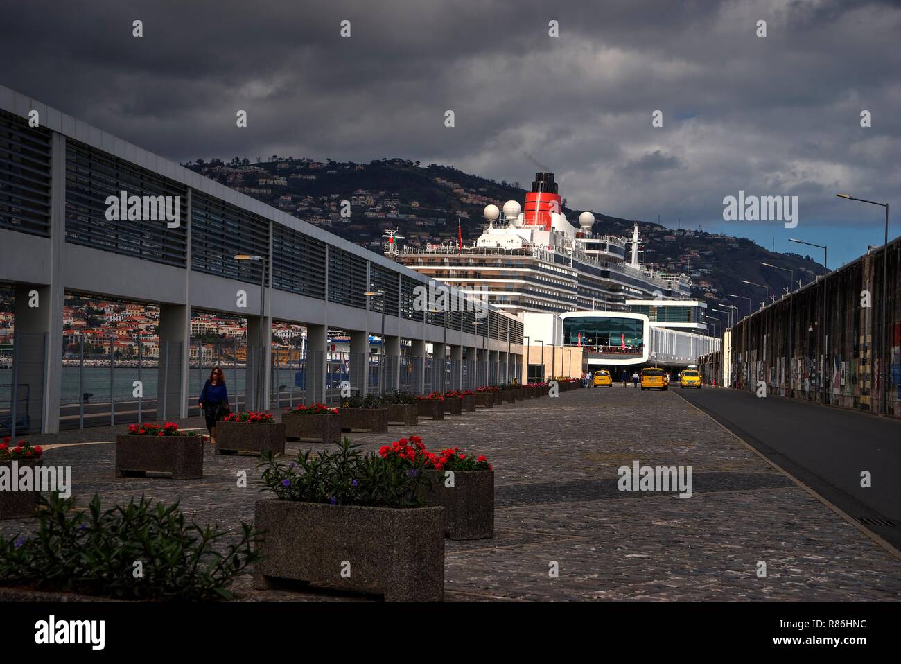 Queen victoria cruise crossing the sea hi-res stock photography and ...