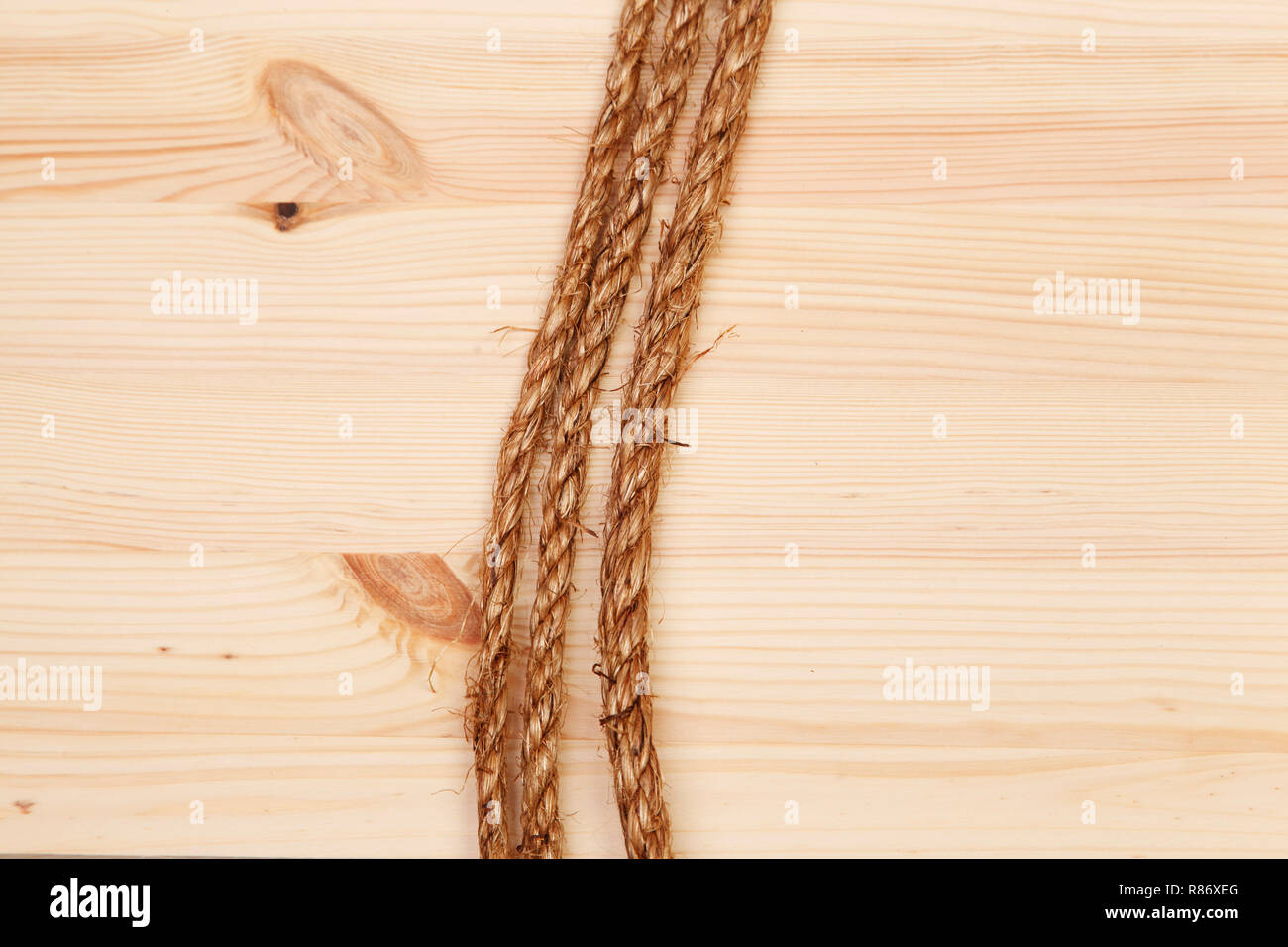 The rope on the background of wooden board Stock Photo - Alamy