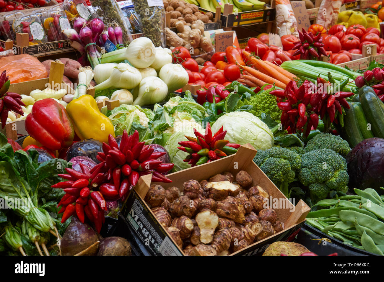 Pisa, Italy: colourful vegetable market stall Stock Photo - Alamy