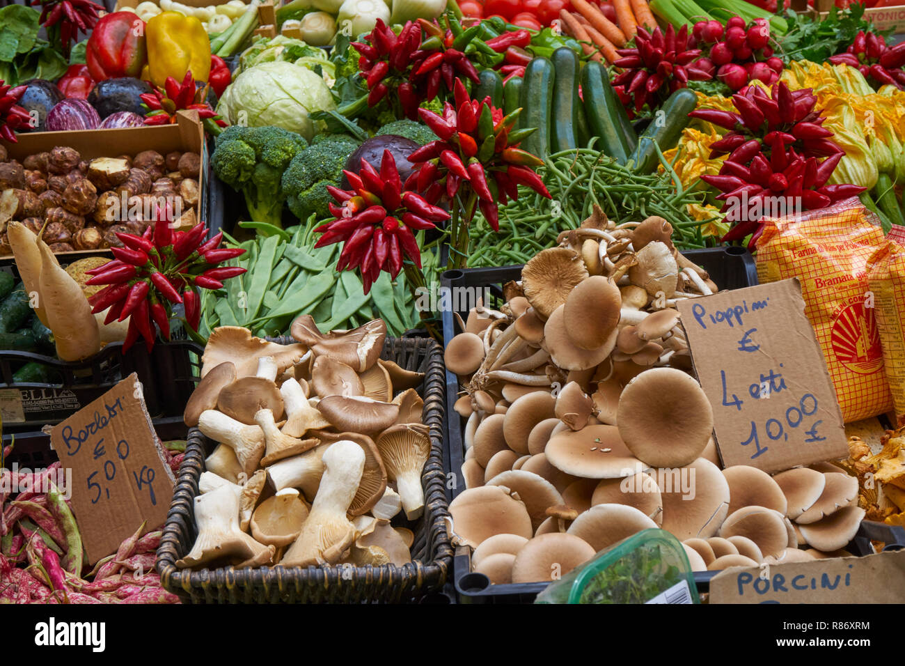 Pisa, Italy: colourful vegetable market stall Stock Photo - Alamy