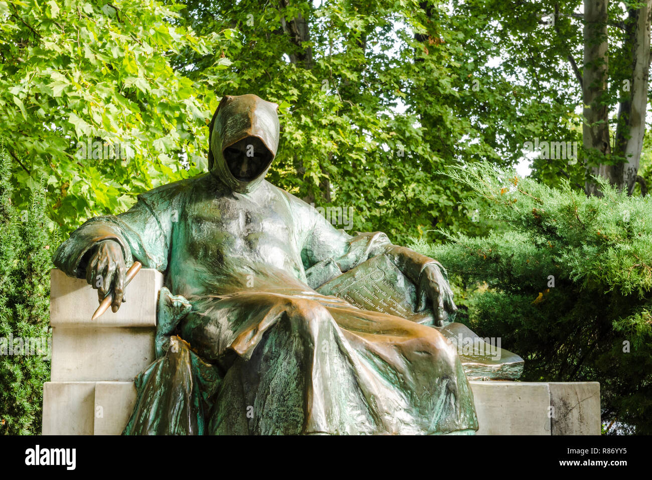 Anonymous statue hi-res stock photography and images - Alamy