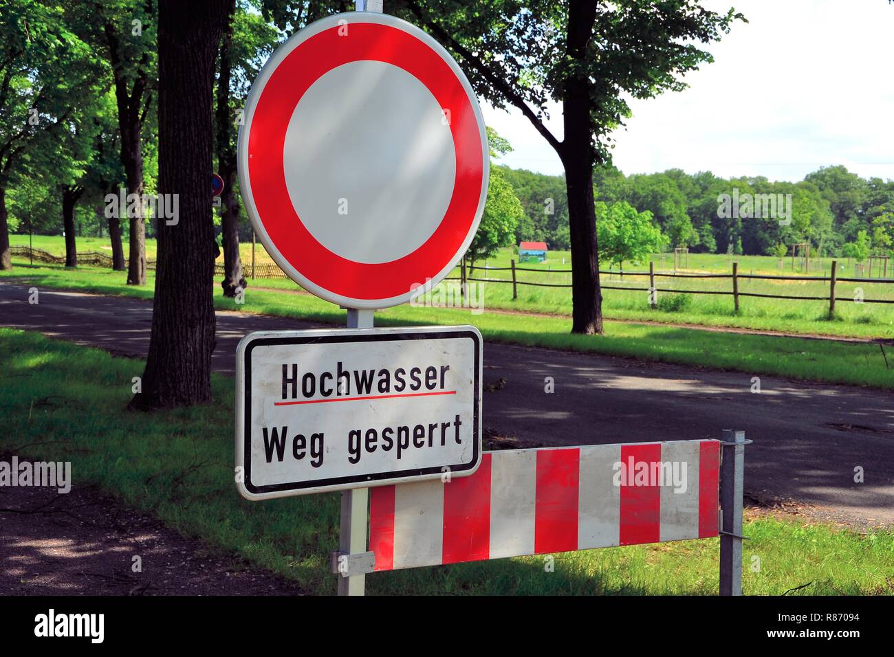 Sign saying "Flood, path blocked Stock Photo - Alamy