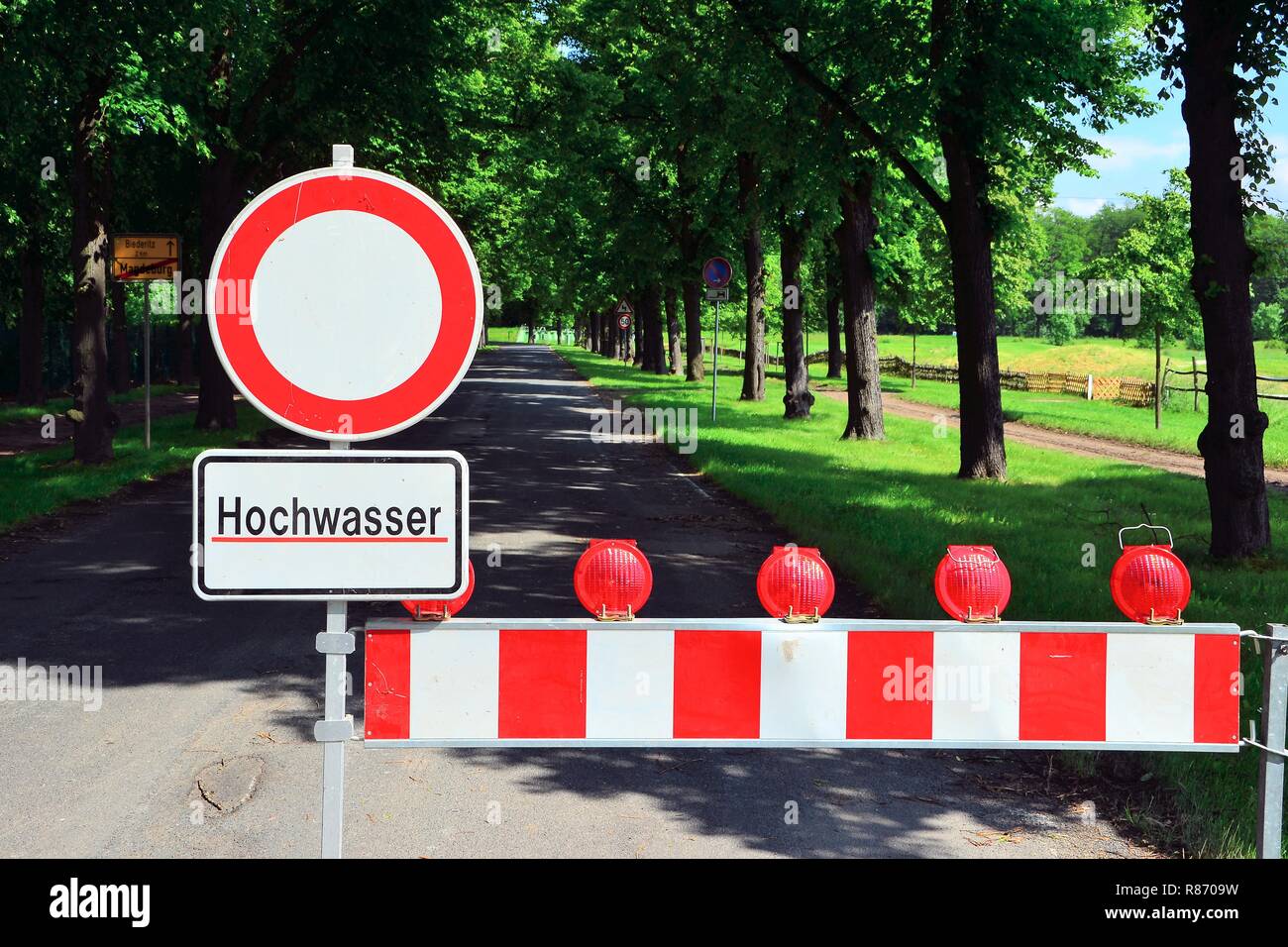 Sign saying "Flood, path blocked Stock Photo - Alamy