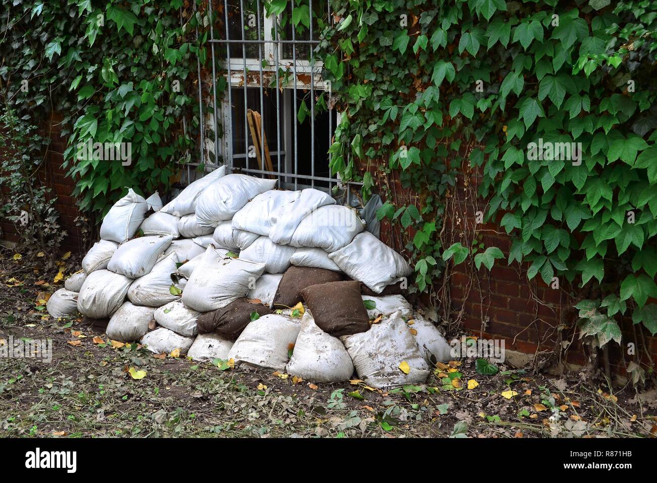 Sandbag wall hi-res stock photography and images - Alamy