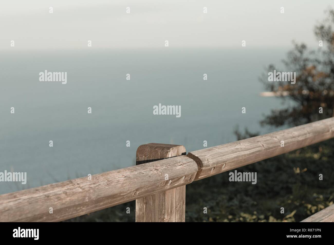 White wood railing over water hi-res stock photography and images - Alamy