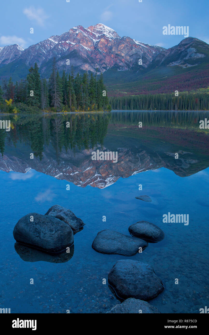 Reflection pyramid hi-res stock photography and images - Alamy