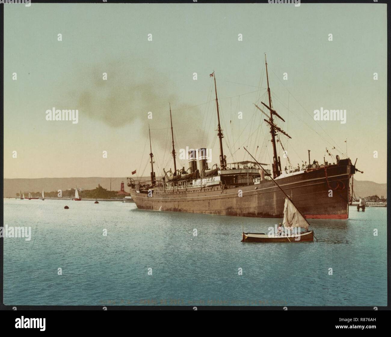 Canal de Suez, navire entrant depuis la Mer Rouge Stock Photo - Alamy