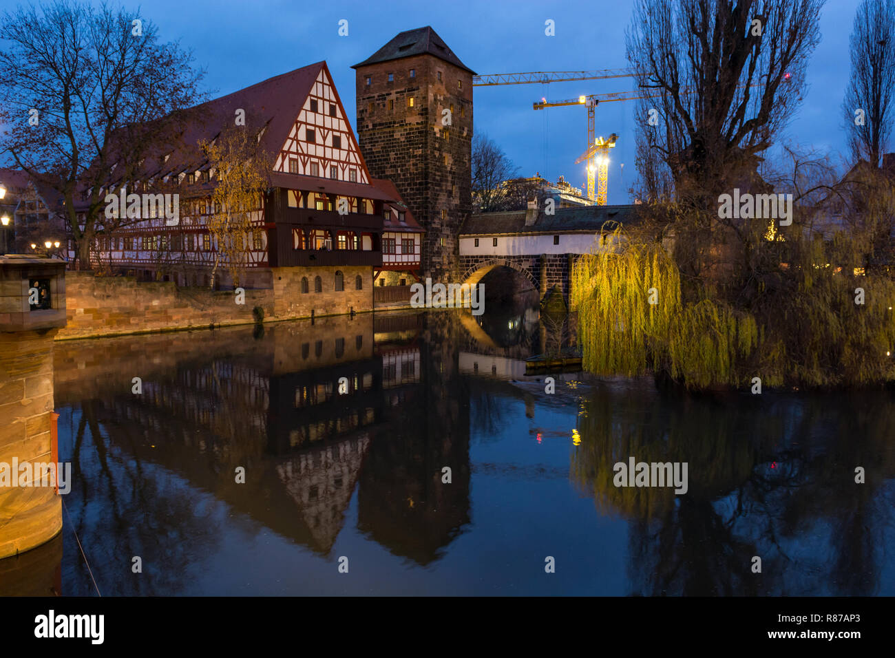 Night view of medieval bridge crossing a river Stock Photo - Alamy