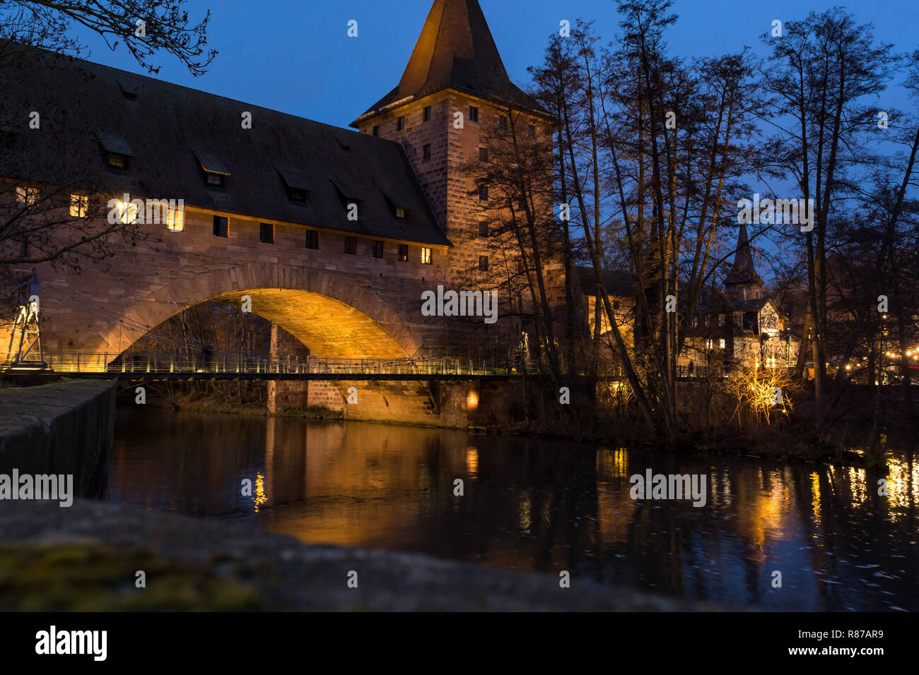 Night view of medieval bridge crossing a river Stock Photo - Alamy