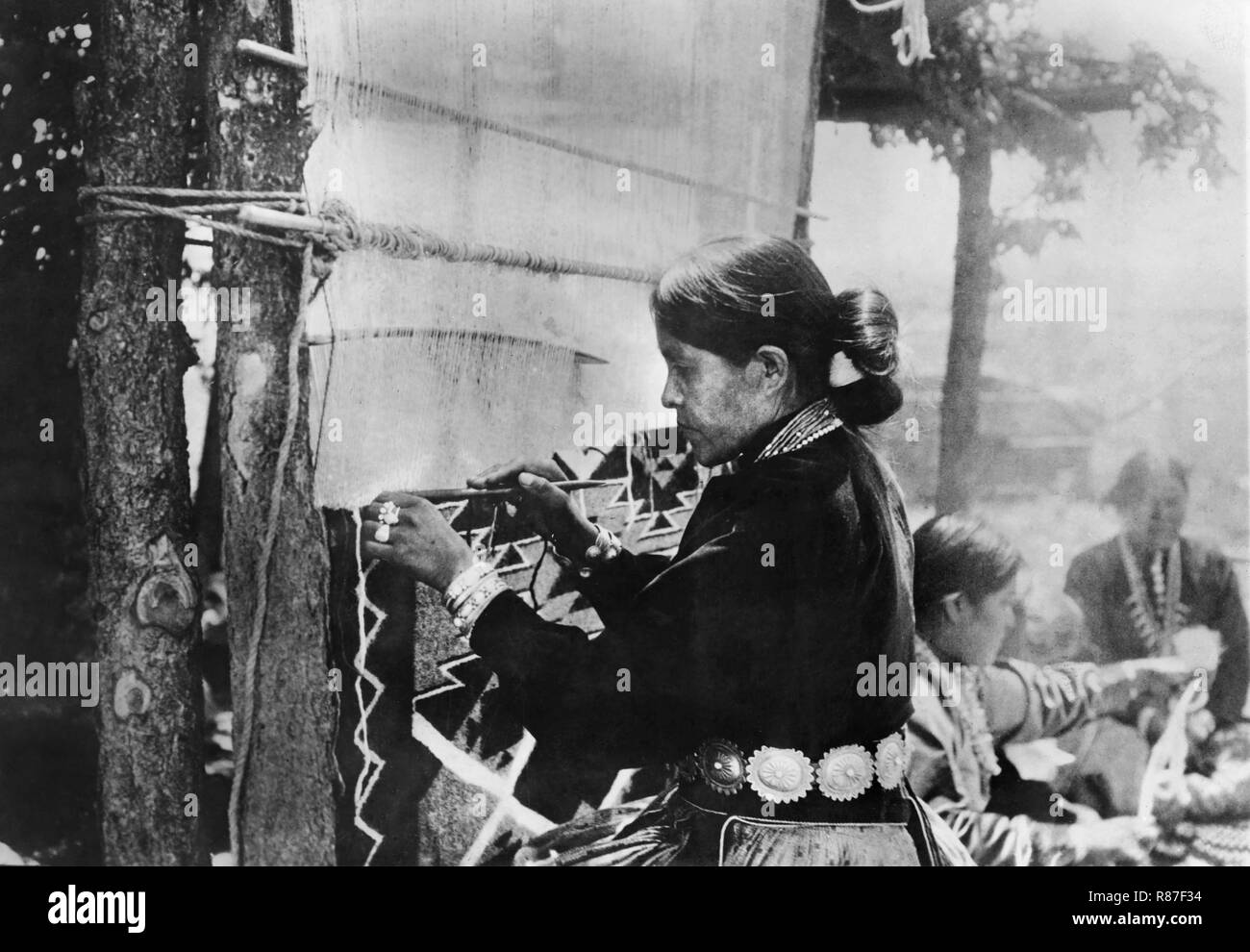 Navajo woman weaving hi-res stock photography and images - Alamy