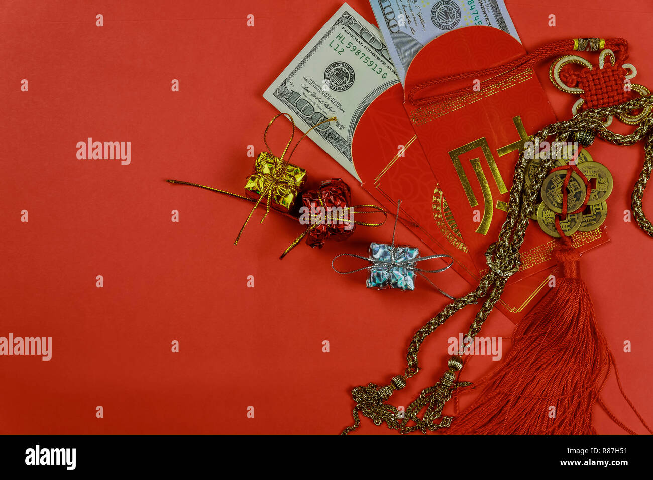 Chinese red envelope hi-res stock photography and images - Alamy
