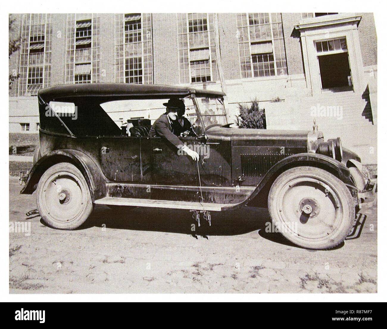 Car rigged with two pistols to measure a Bureau motorist‥99s reaction ...