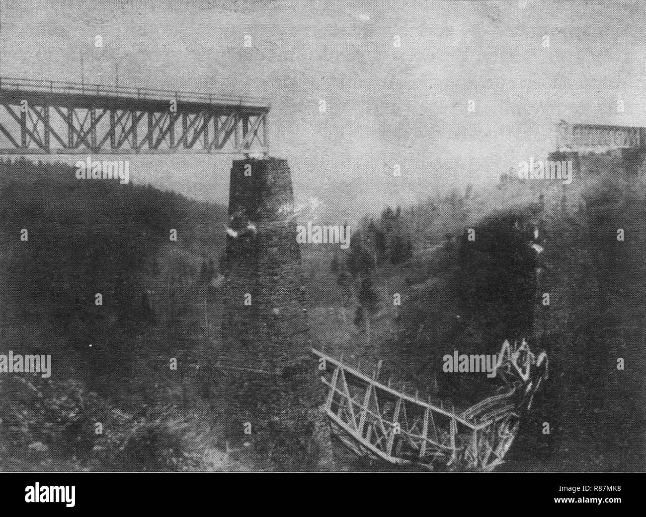 Bridge destroyed hi-res stock photography and images - Alamy