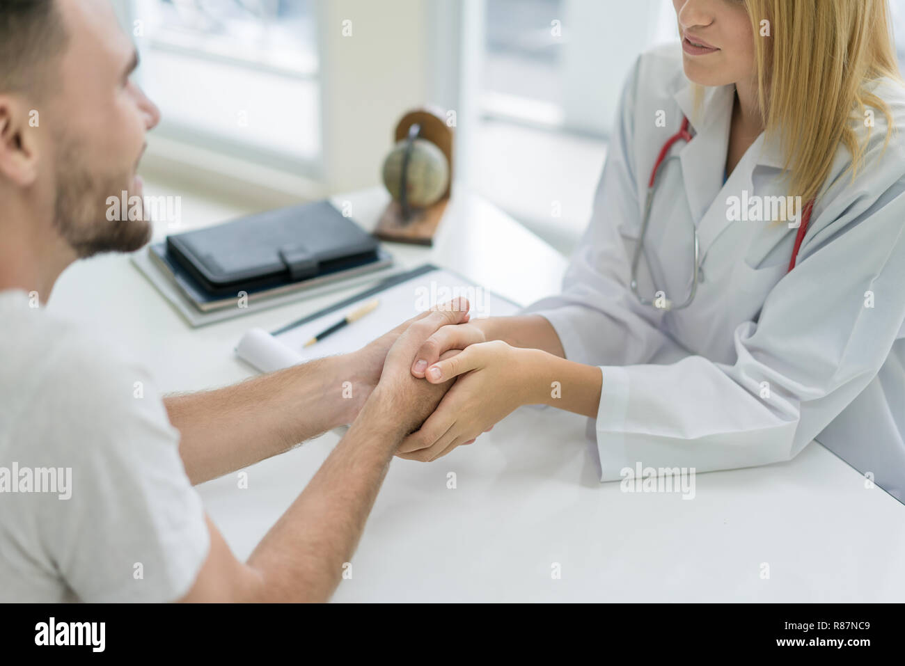Psychiatrist and patient hi-res stock photography and images - Alamy