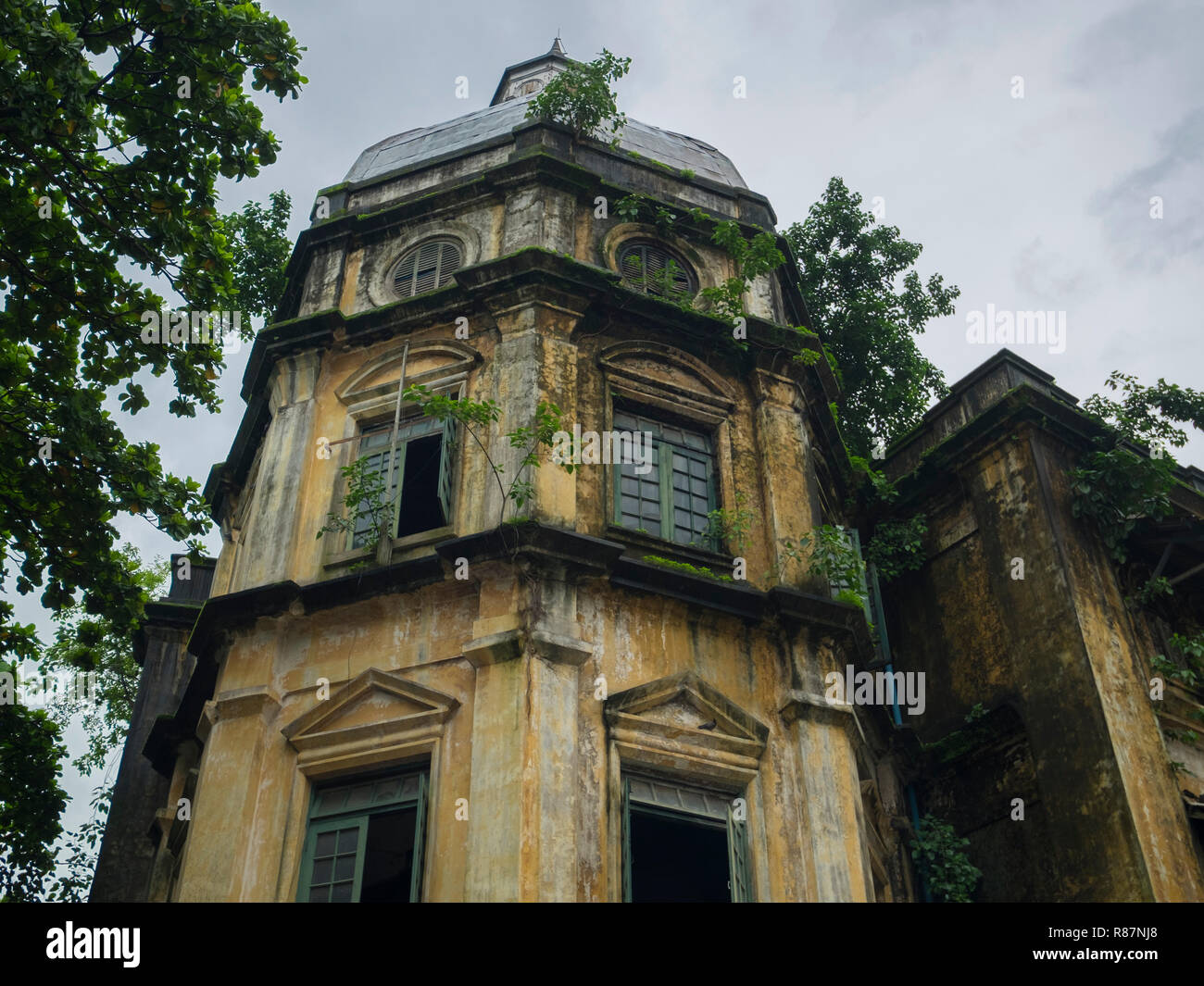 Old facade of an empty building, an example of British Colonial ...