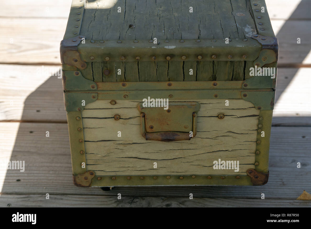 Vintage green chest trunk hi-res stock photography and images - Alamy