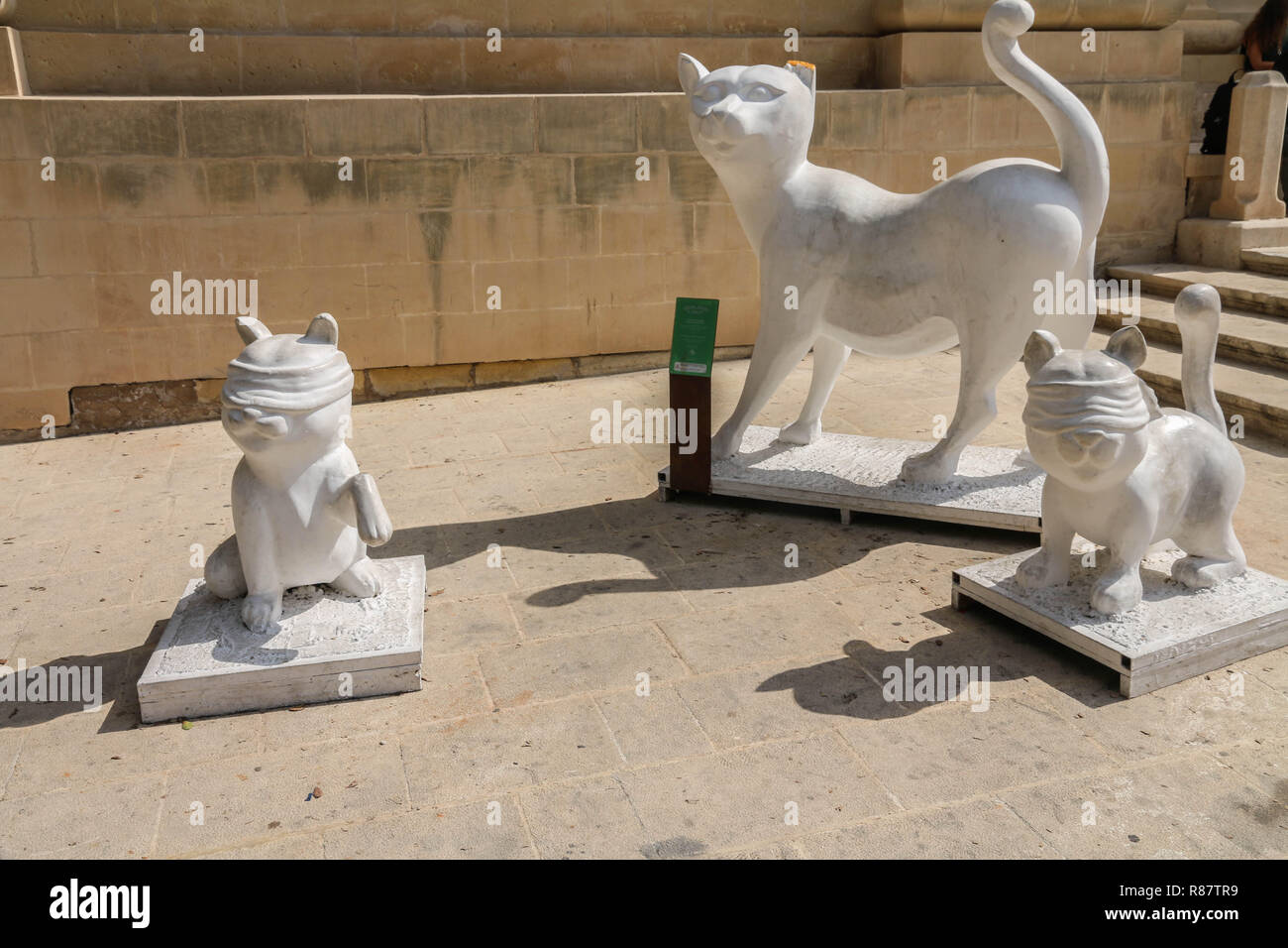 Cat statues hi-res stock photography and images - Alamy