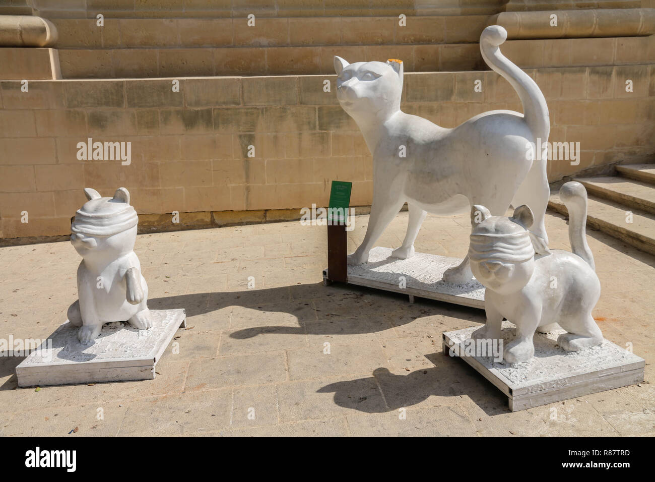 Cat statues hi-res stock photography and images - Alamy