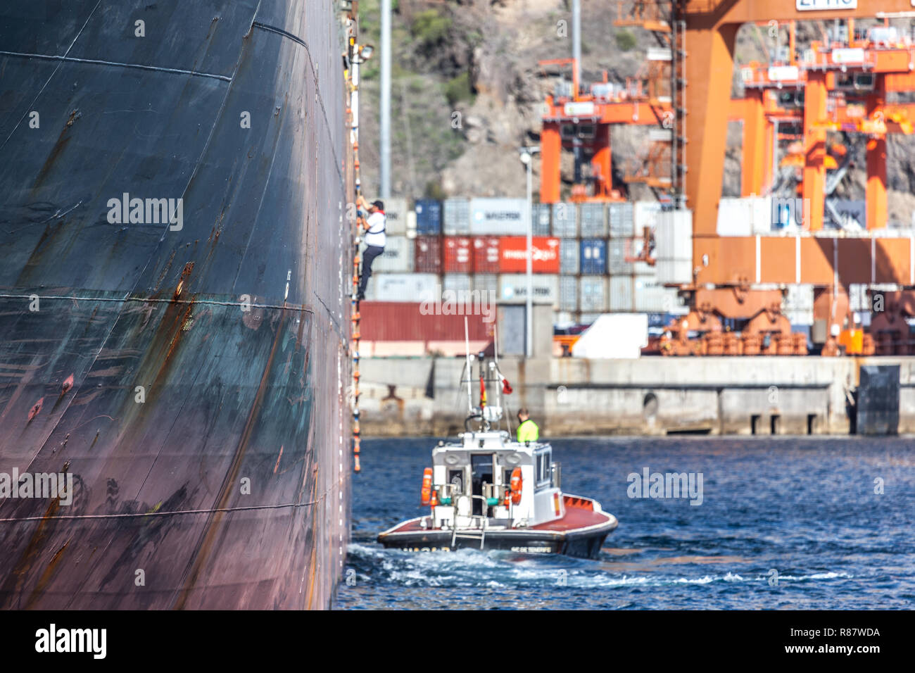 pilotage manoeuvre at the Mooring quay Stock Photo - Alamy