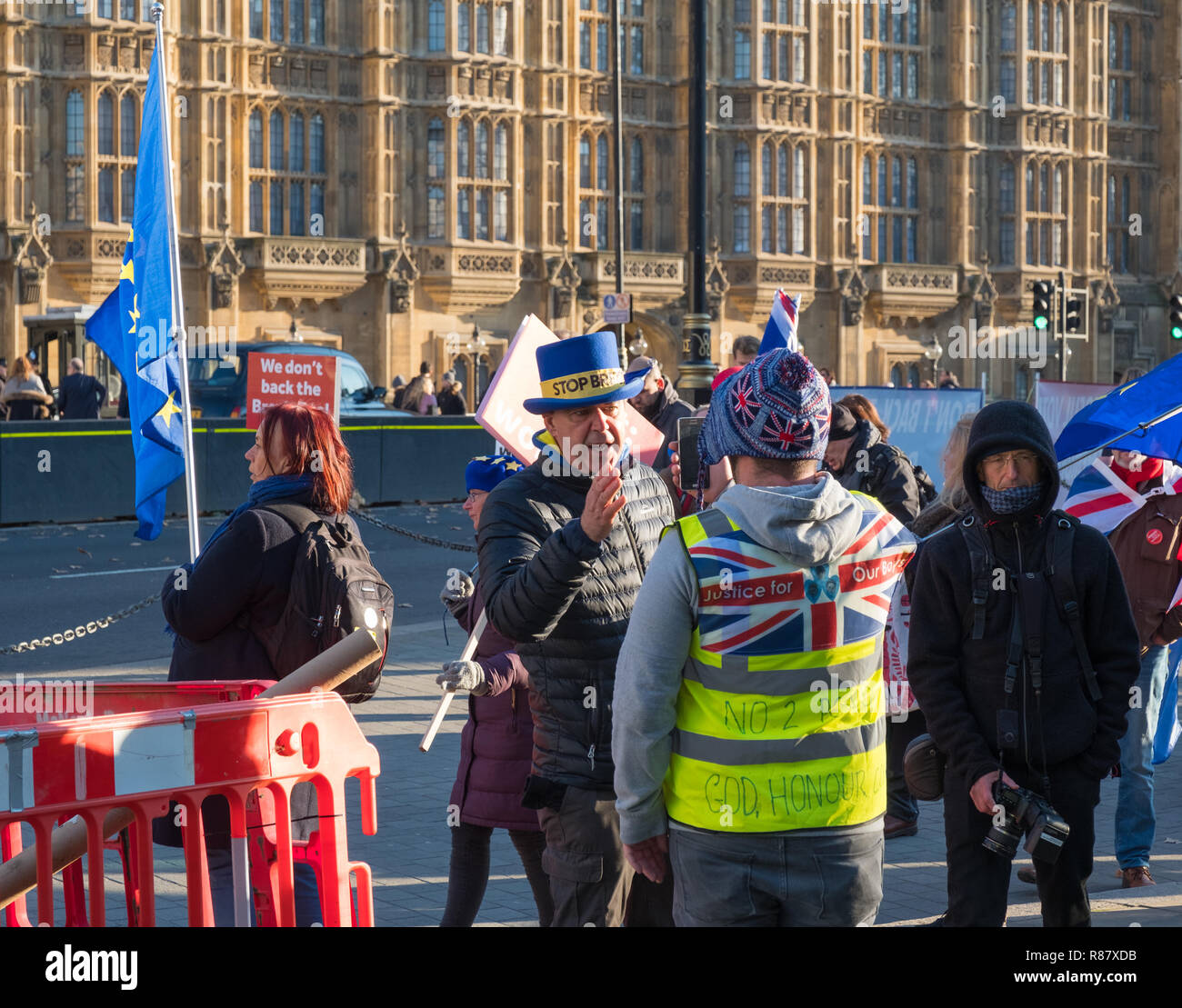 People argument street hi-res stock photography and images - Alamy