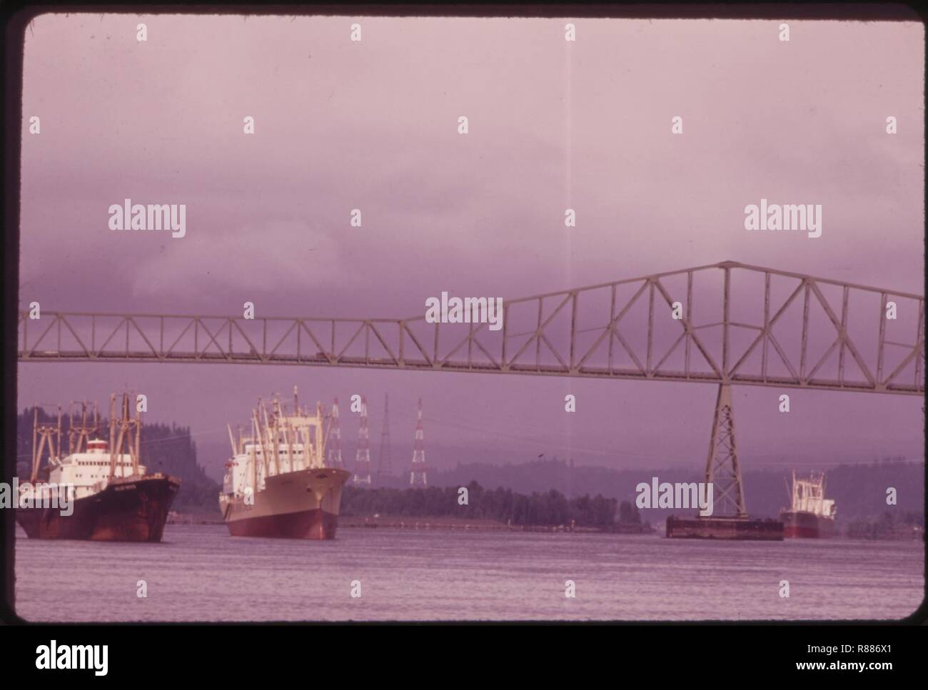 Cargo ships and bridge at longview hi-res stock photography and images ...
