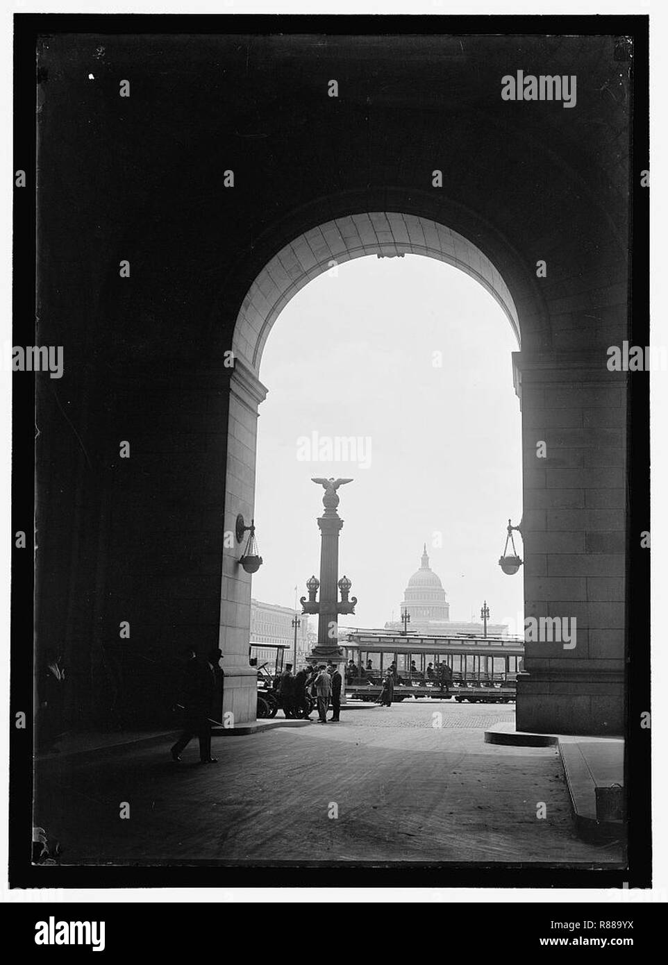 CAPITOL, U.S. VIEW THROUGH ARCH AT UNION STATION Stock Photo - Alamy