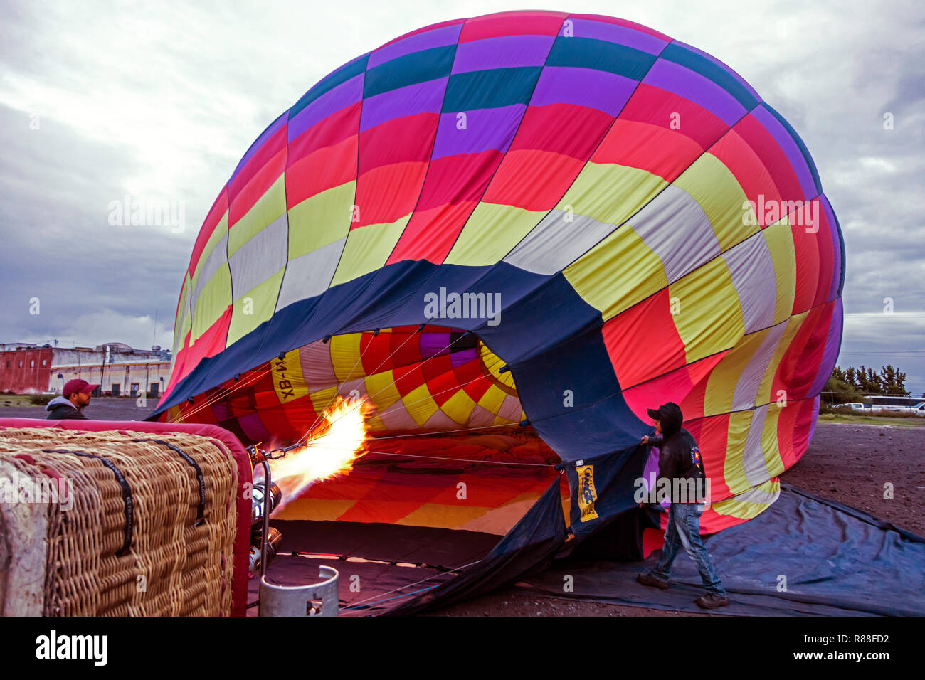 Preparations for a morning BALLOON RIDE - SAN MMIGUEL DE ALLENDE ...
