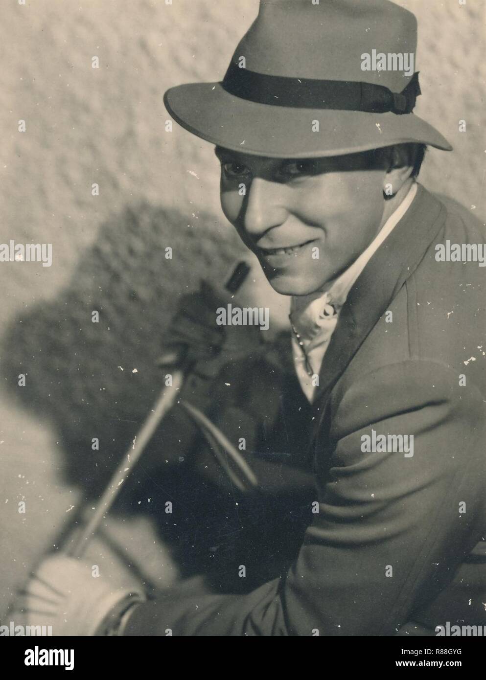 Carl Raddatz 3855-1 Ufa Baumann Ross-Verlag cropped Stock Photo - Alamy