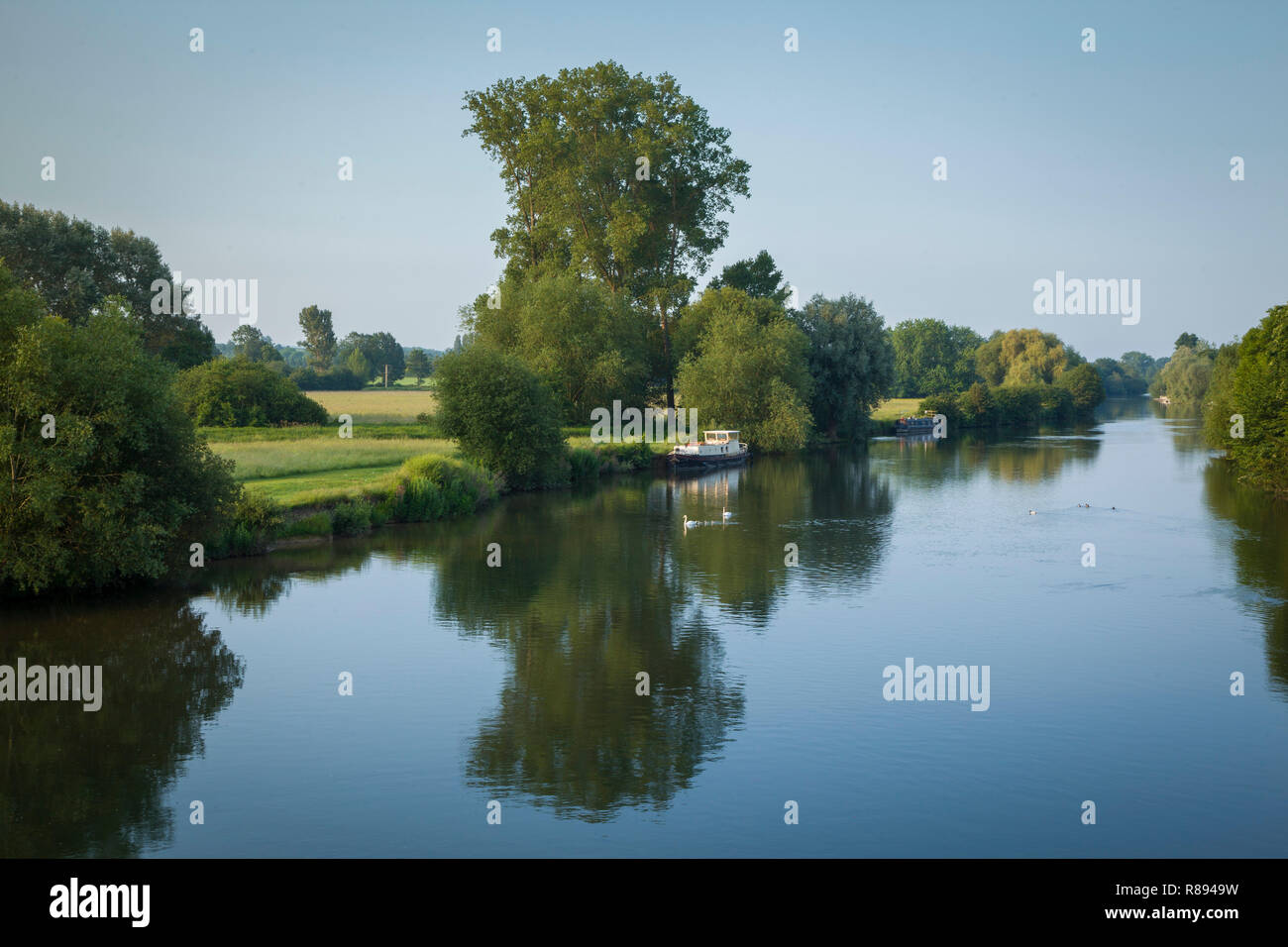River thames landscape hi-res stock photography and images - Alamy