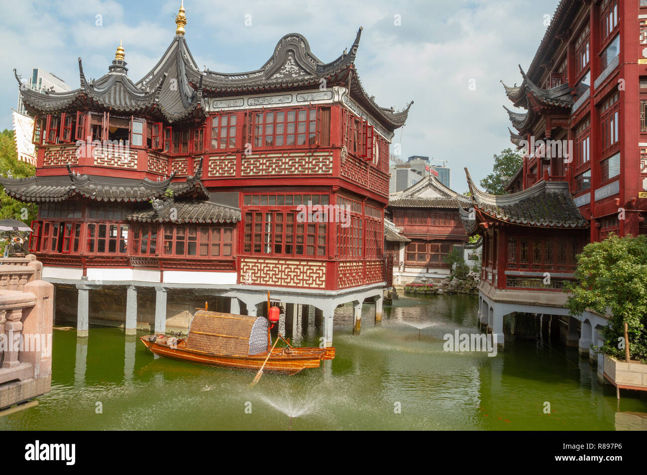 Hu Xin Ting Teahouse in the Yu Yuan (Yuyuan) bazaar, Shanghai, China ...
