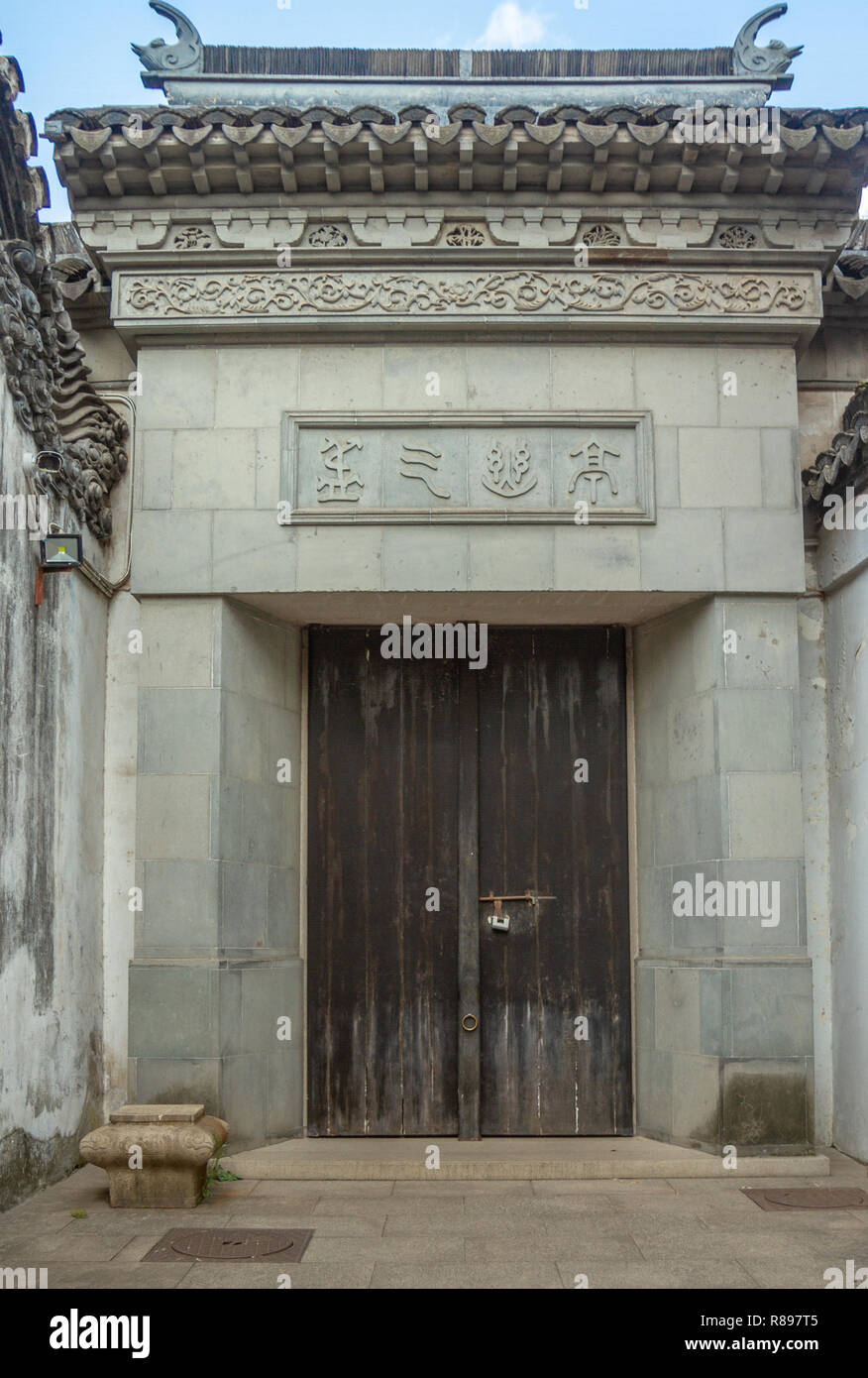 Chinese stone gateway with wooden door in Yu Yuan Garden, Shanghai ...