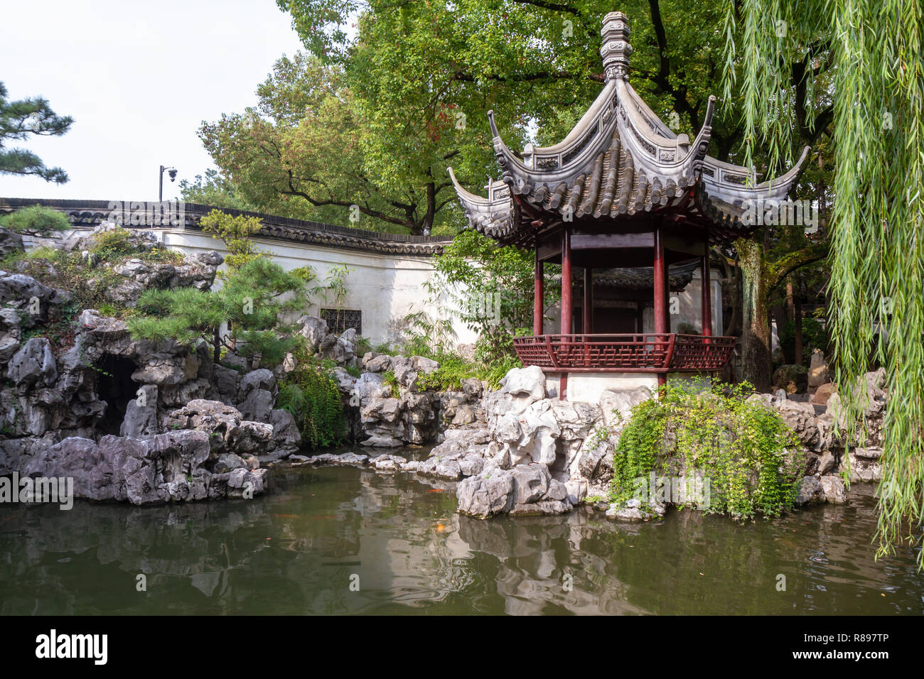 Willow trees chinese garden hi-res stock photography and images - Alamy