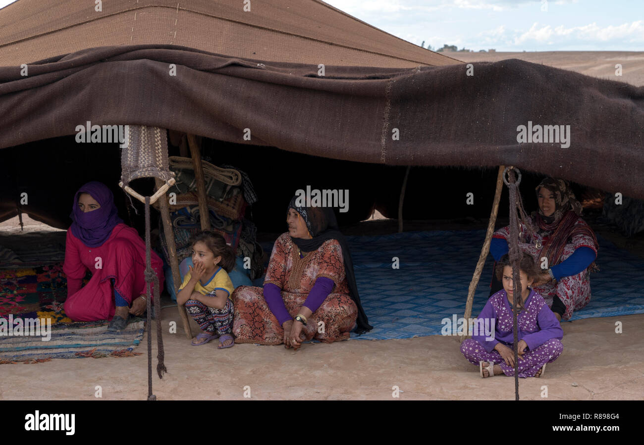 Tuareg women and children hi-res stock photography and images - Alamy