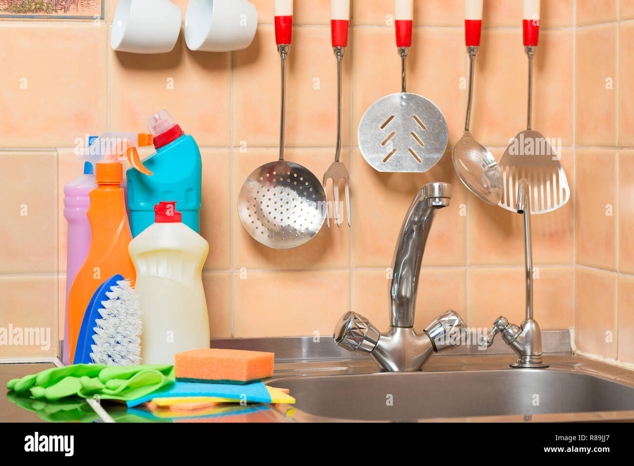 Cleaning objects sink brush hi-res stock photography and images - Alamy