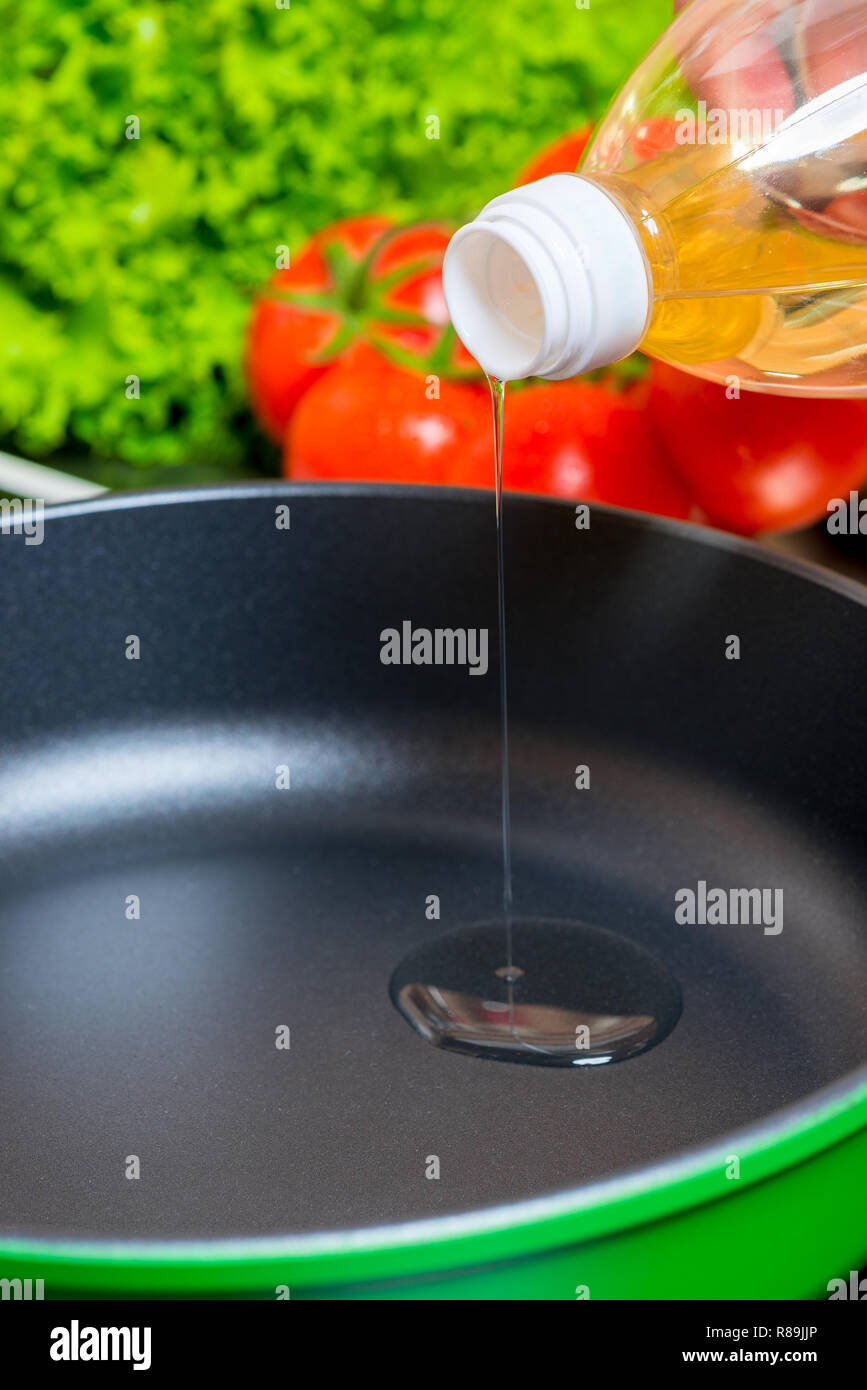 Vegetable oil poured frying pan hi-res stock photography and images - Alamy